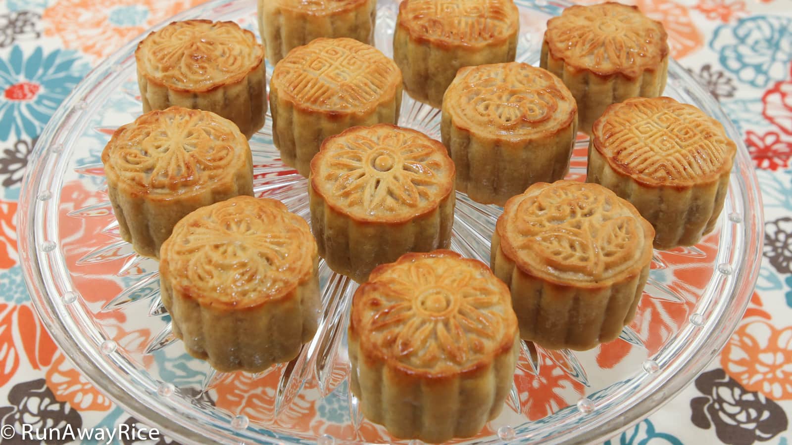 Mooncakes With Coconut Filling Banh Trung Thu Banh Nuong Nhan Dua