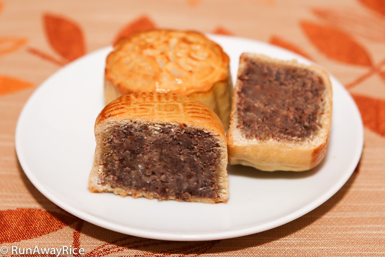 Mooncakes With Sweet Red Bean Filling Banh Trung Thu Banh Nuong Nhan