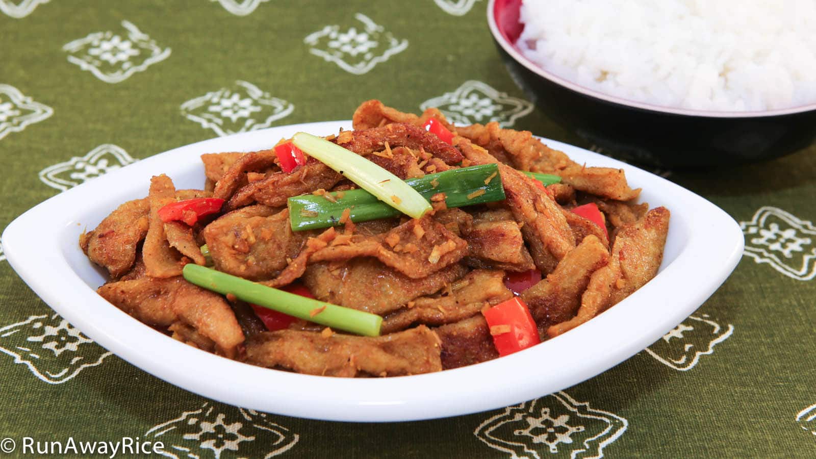 Curry Lemongrass Seitan Stir-Fry (Mi Can Xao Xa Ot) - RunAwayRice