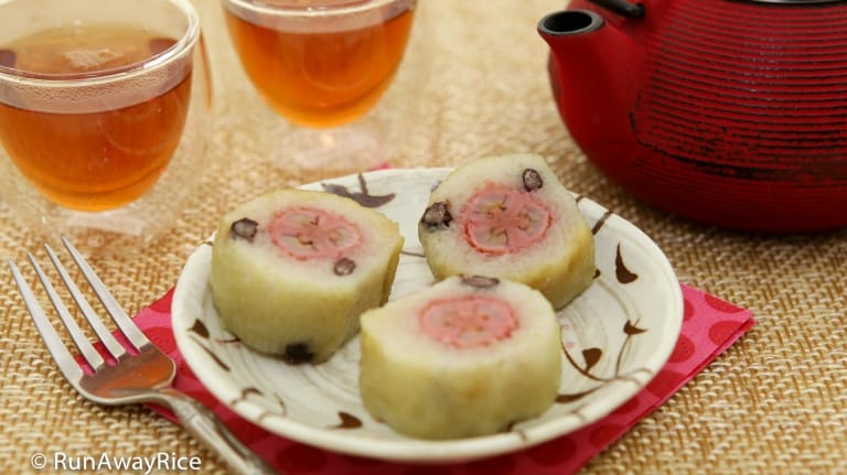 Sticky Rice and Banana Cakes (Banh Tet Chuoi) - Pressure Cooker Recipe